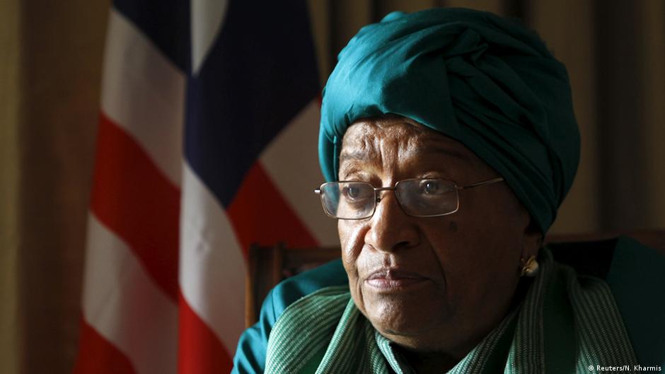 Libéria: Primeira Presidente eleita em África passa a pasta – DW – 21 ...