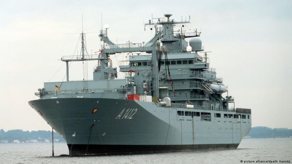 Refugees saved by German navy vessel – DW – 12/25/2015