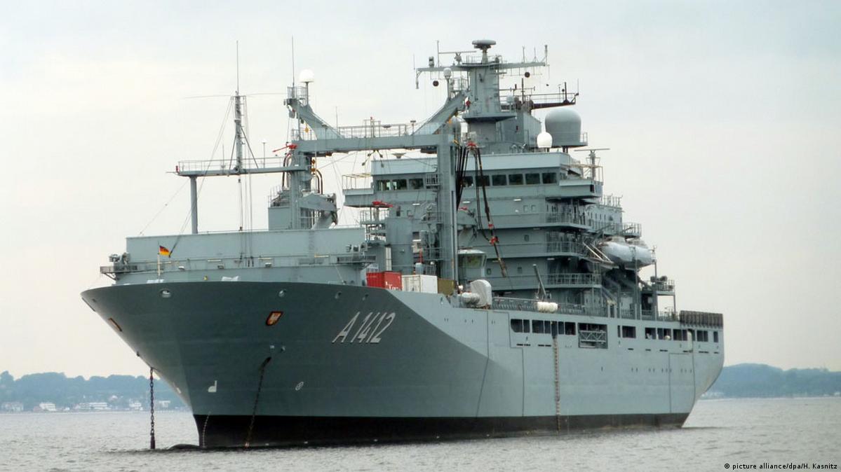 Refugees saved by German navy vessel – DW – 12/25/2015