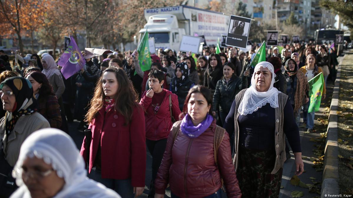 Turkey's Kurds call for self-rule – DW – 12/28/2015