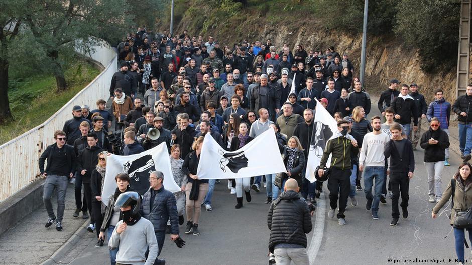 Hundreds protest in Corsica despite ban – DW – 12/27/2015