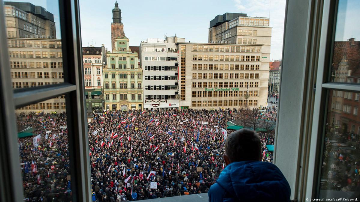 Polish government moves to control public media – DW – 12/30/2015