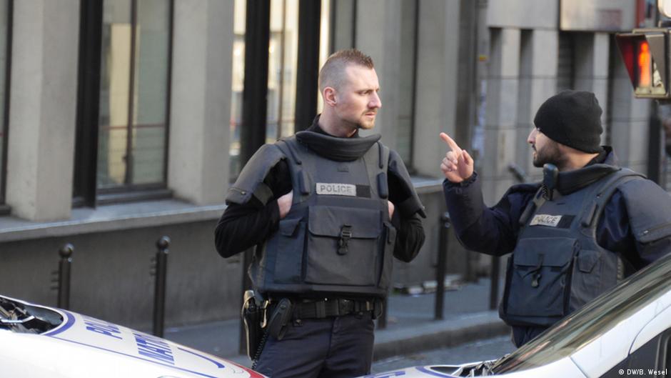 Paris attacker carried 'IS' emblem – DW – 01/07/2016