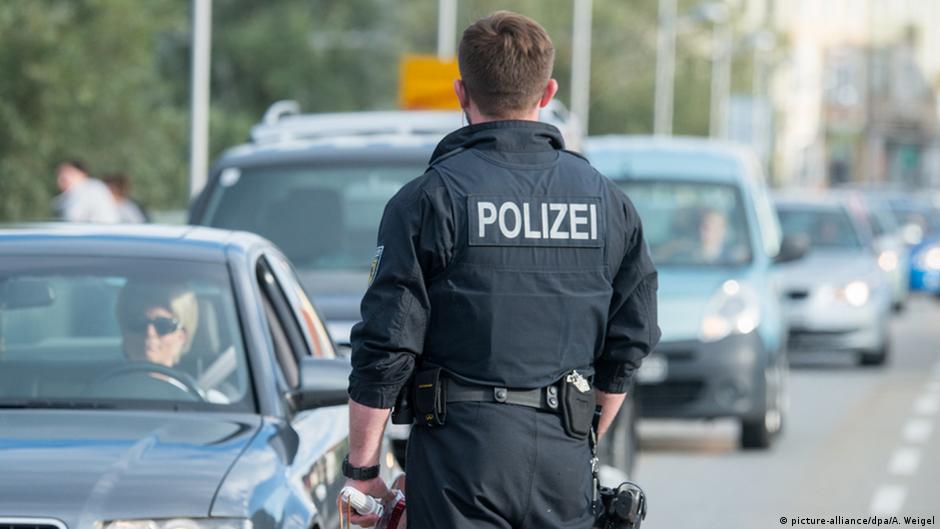 Germany extends border controls with Austria, Denmark – DW – 10/12/2018