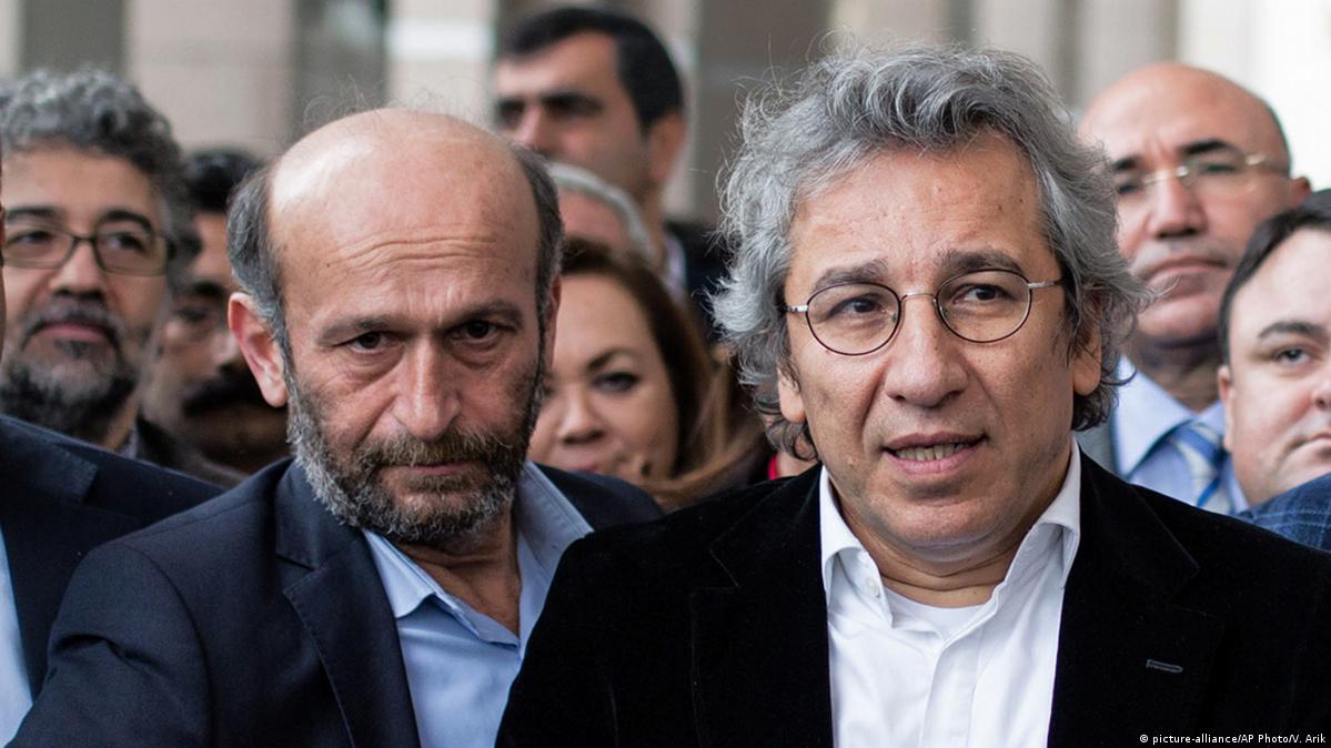 Turkish journalists could face life for weapons report – DW – 01/27/2016