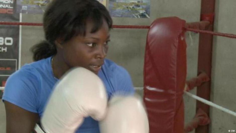 Catherine Phiri: Zambia's boxing champion – DW – 02/03/2016
