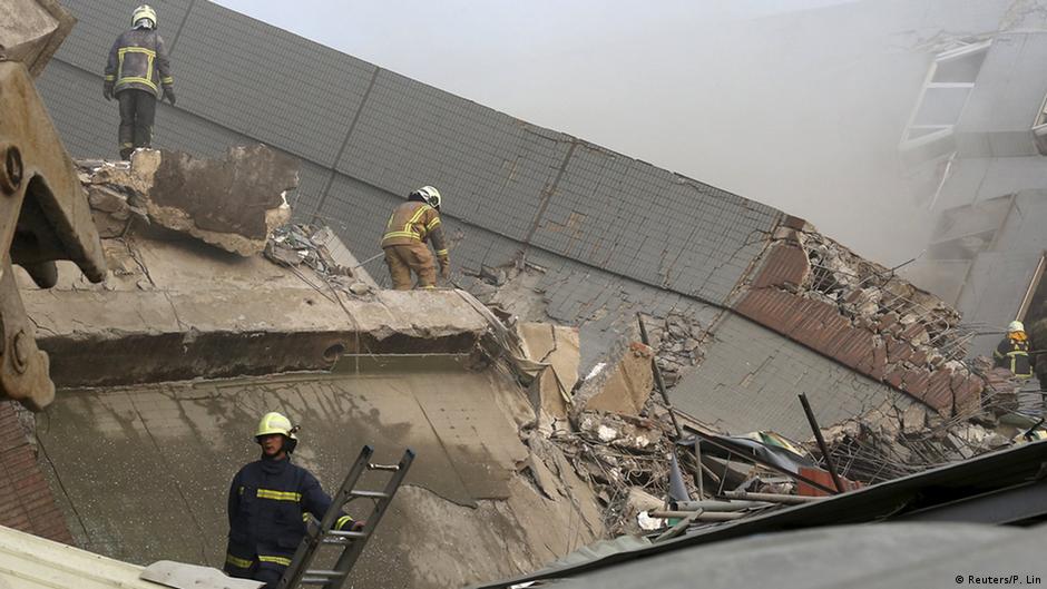 Buildings collapse in southern Taiwan quake – DW – 02/05/2016