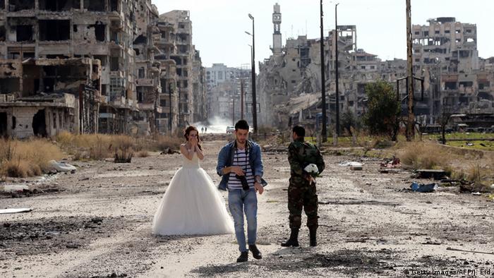 Wartime love or propaganda? Syria wedding photos not all they seem ...