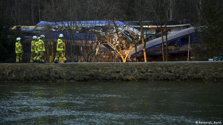 11 dead in Bad Aibling train crash – DW – 02/11/2016