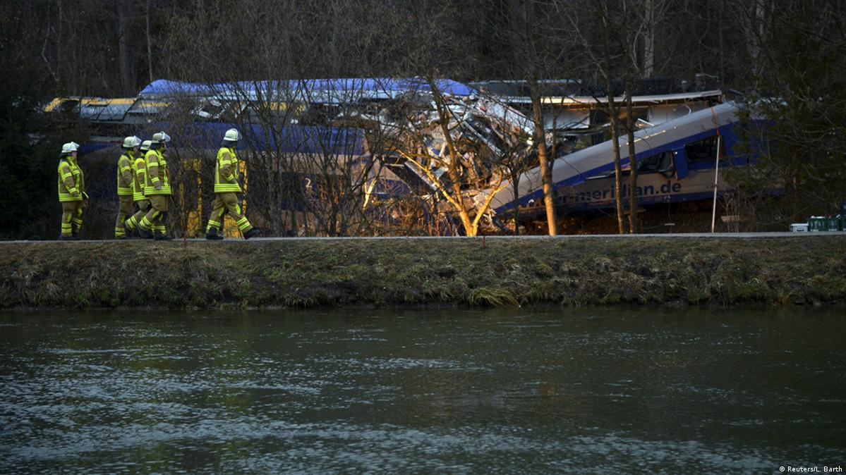 11 dead in Bad Aibling train crash – DW – 02/11/2016