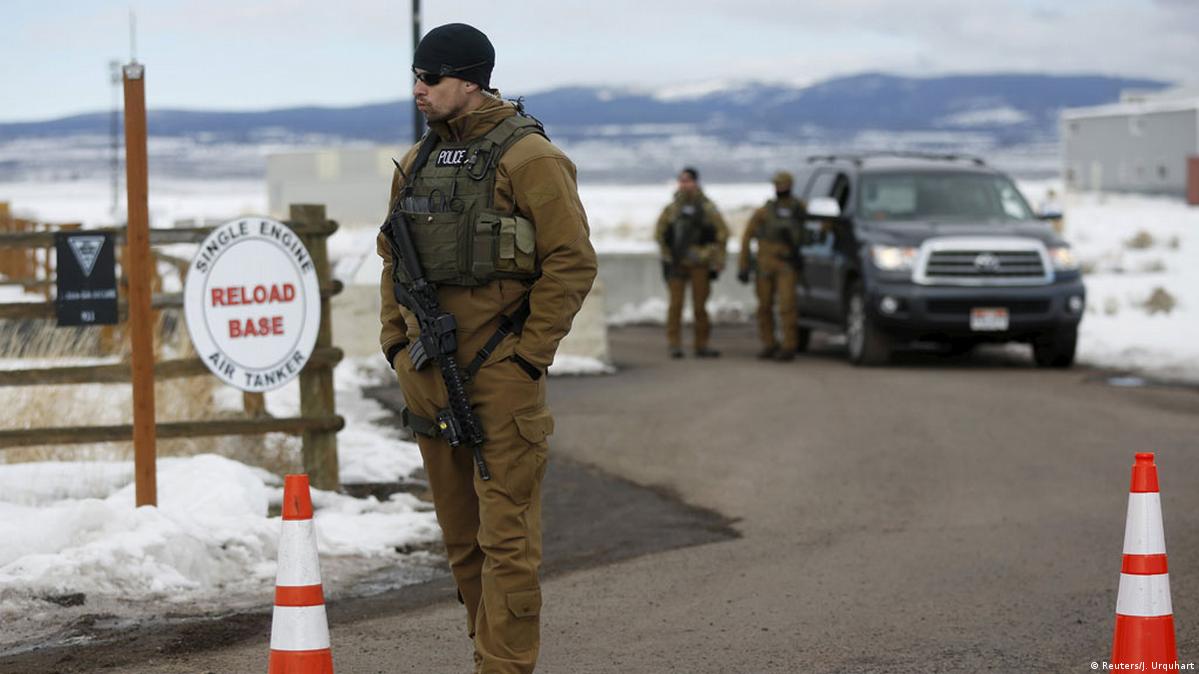 FBI surrounds remaing occupiers in Oregon – DW – 02/11/2016