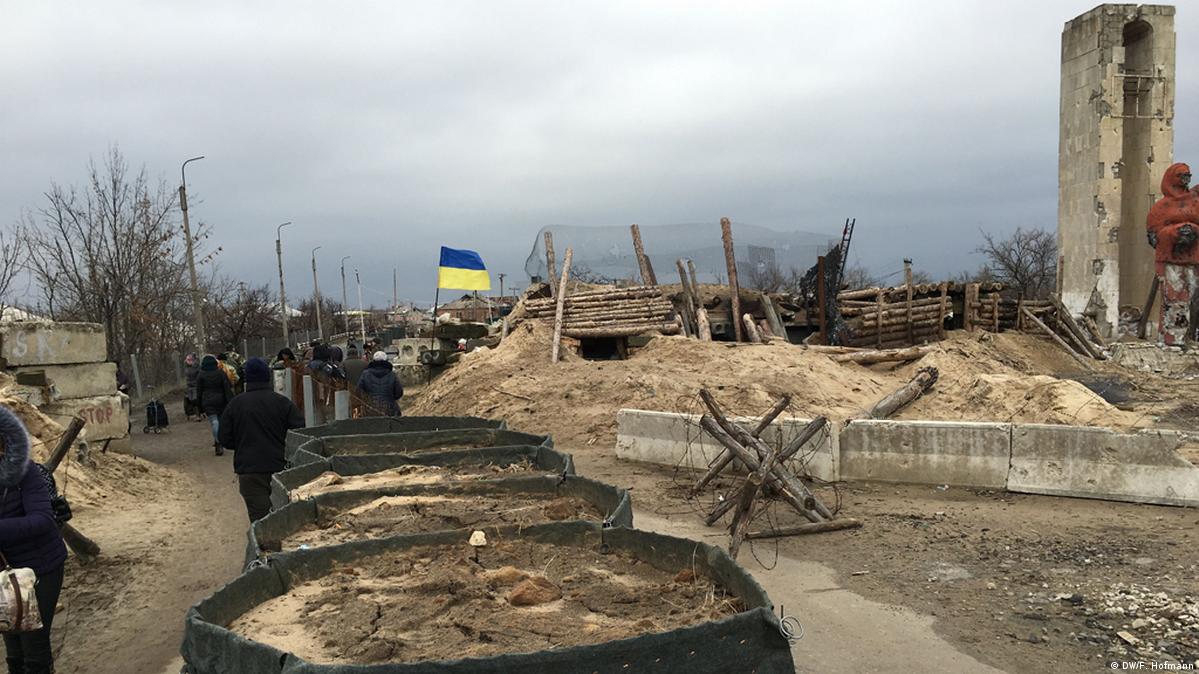 Across the frontlines in Eastern Ukraine – DW – 06/05/2017