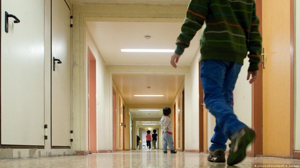 Germany approves stricter asylum regulations – DW – 02/25/2016