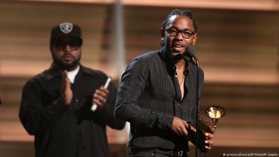 Kendrick Lamar sweeps up five Grammys – DW – 02/16/2016