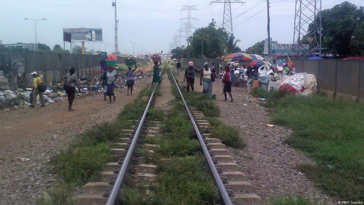 Vendedores em perigo na linha ferroviária de Luanda – DW – 16/02/2016