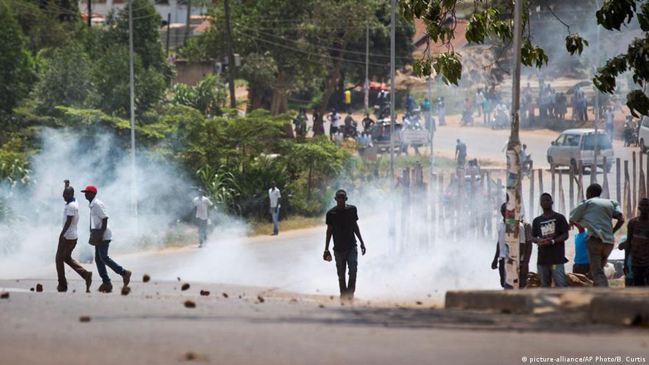 Uganda police storm opposition headquarters – DW – 02/19/2016