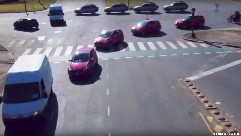 "Rush Hour" - A terrifying traffic intersection – DW – 02/29/2016