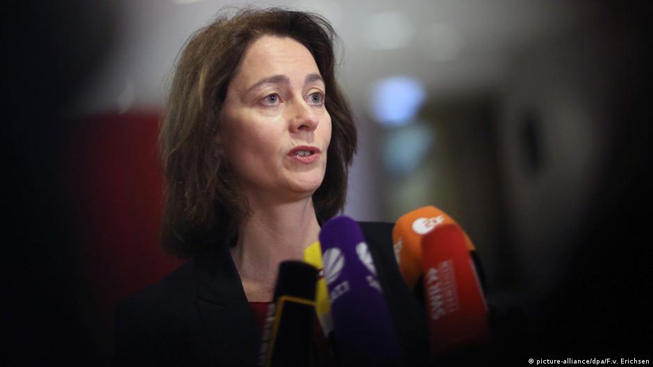 German minister threatens quota on women execs – DW – 08/16/2017