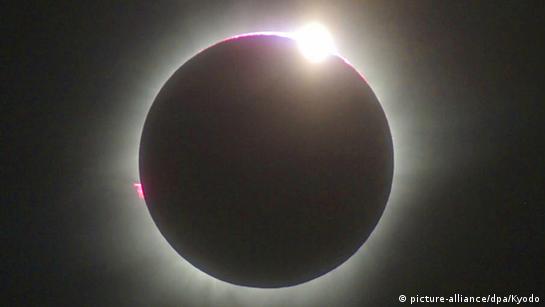 Why is it dangerous to look directly at a solar eclipse? – DW – 04/11/2016