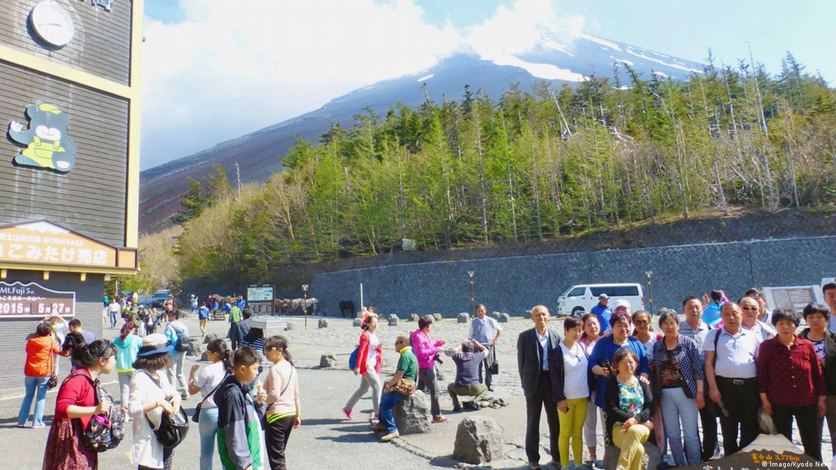 A day of fresh air for overworked Japanese – DW – 08/11/2016