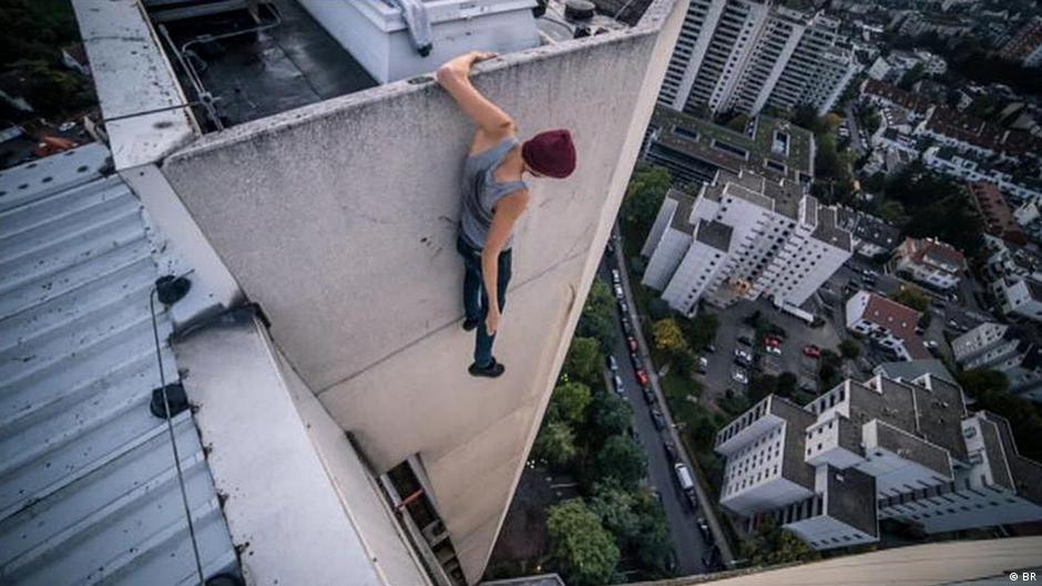 The extreme world of Rooftopping – DW – 03/16/2016