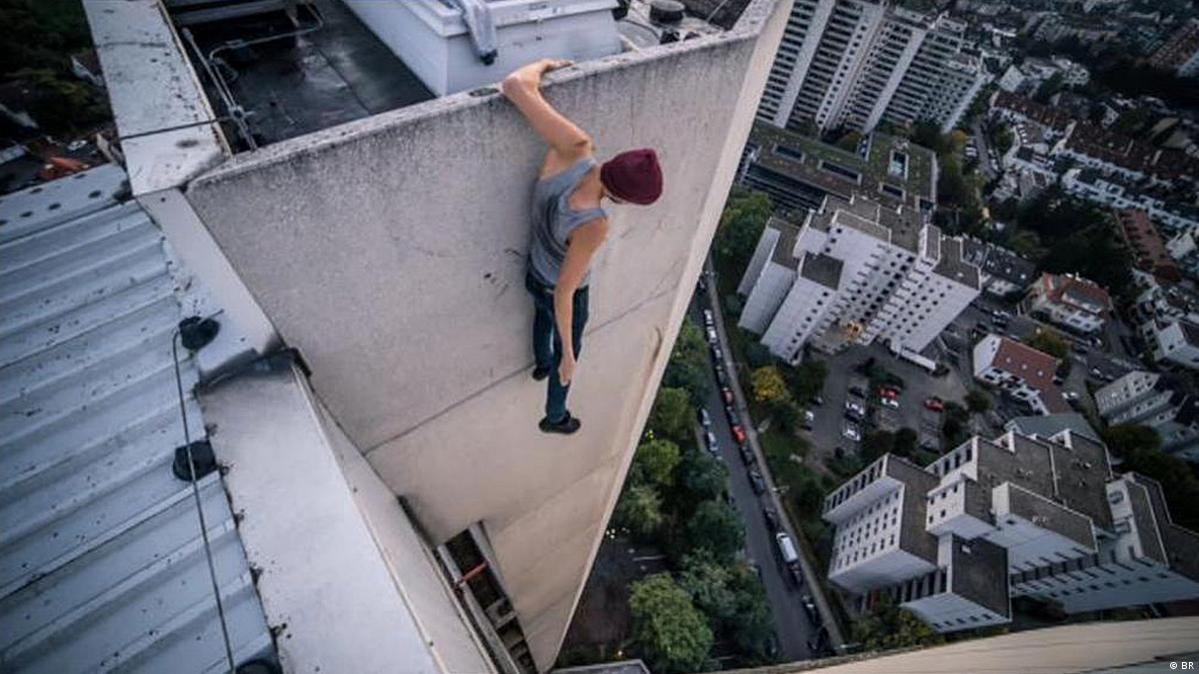 The extreme world of Rooftopping – DW – 03/16/2016