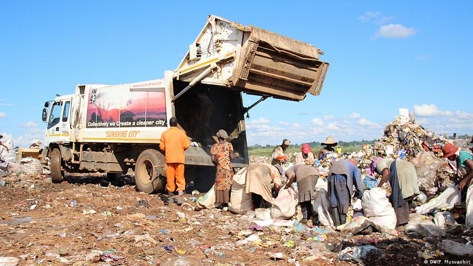 Women clean up Harare – DW – 03/29/2016