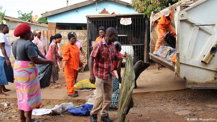 All-women garbage collection team cleans up Harare | Africa | DW | 29. ...