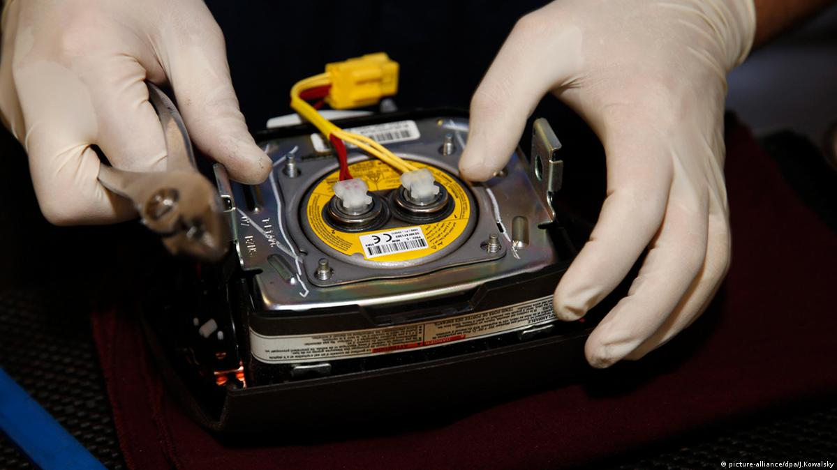 Explosive airbags - and costs – DW – 03/30/2016