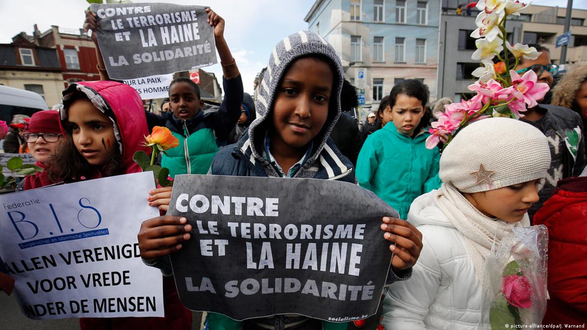 'March against hate' draws thousands to Brussels – DW – 04/17/2016