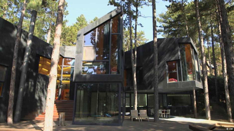 Arquitectura moderna y bosques de pinos