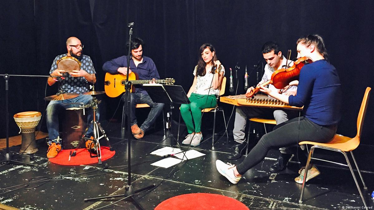 In Berlin, refugees rock the city – DW – 05/03/2016