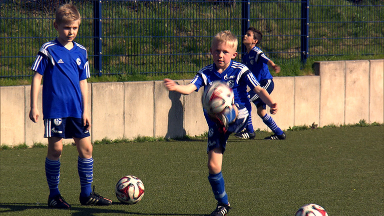 Football Made in Germany – DW – 05/18/2016