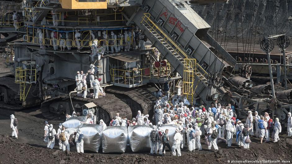Environmental protesters occupy German coal mine – DW – 05/14/2016