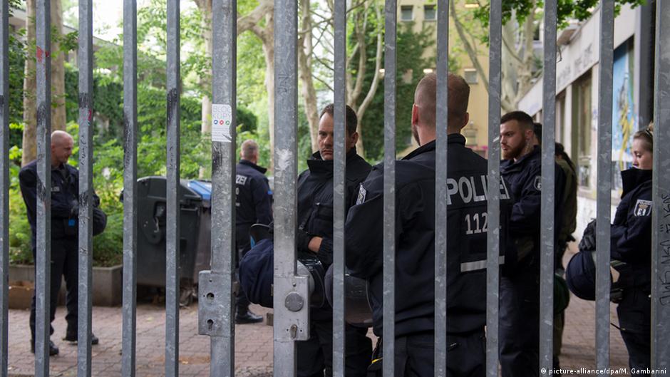 Brawl at German migrant shelter injures 14 – DW – 05/15/2016