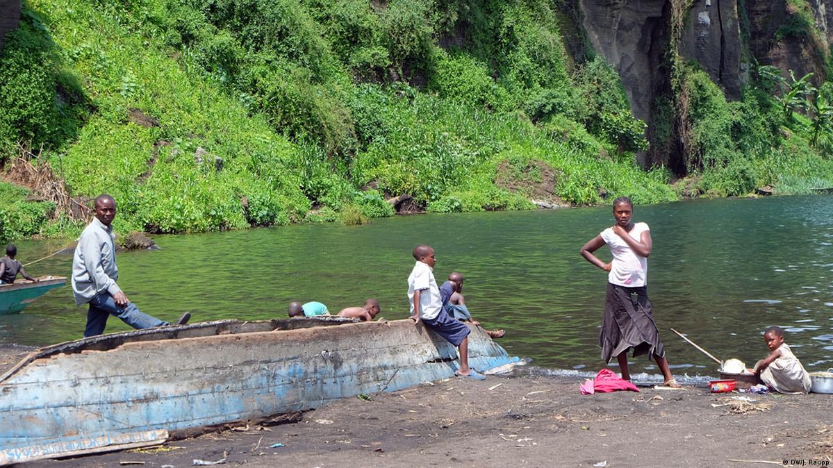 Toxic gas beneath DRC lake threatens millions – DW – 06/02/2016
