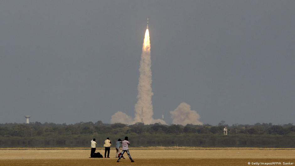 India launches mini-space shuttle – DW – 05/23/2016