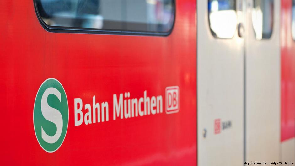 German passengers push train to platform – DW – 06/06/2016