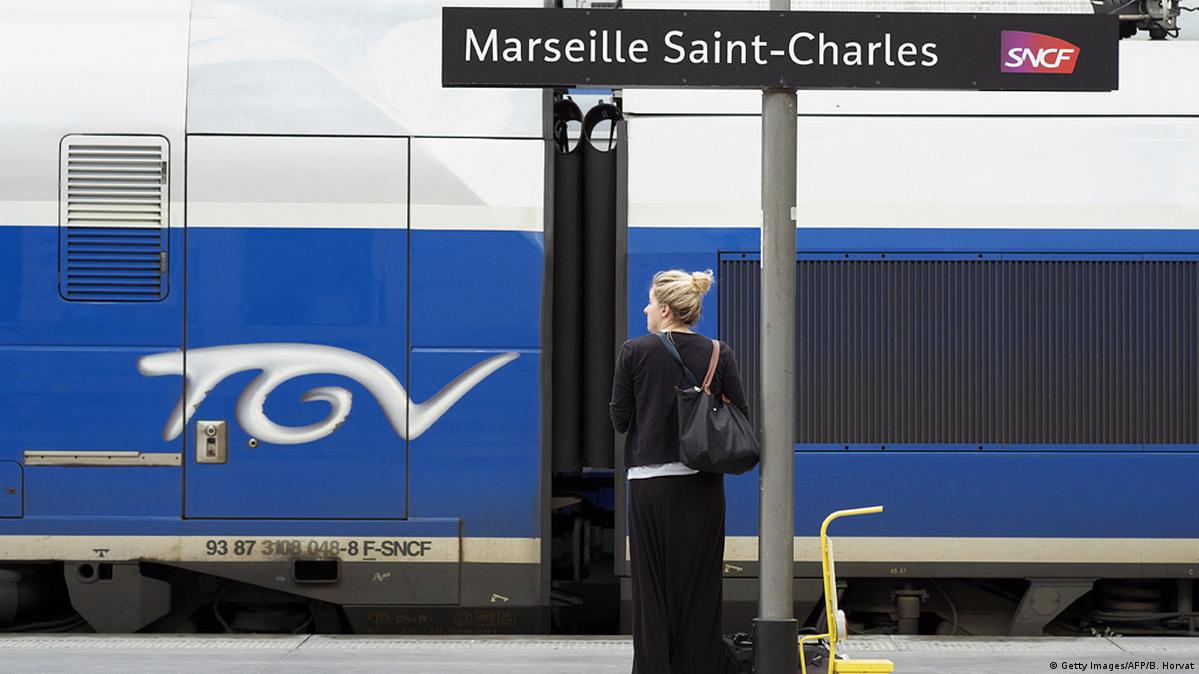 French strike extends to rail