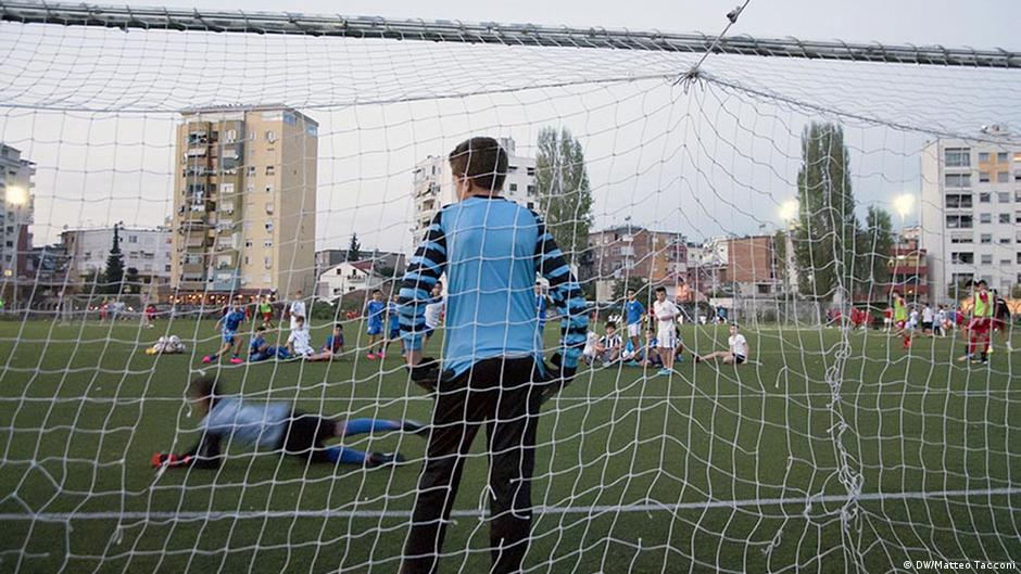 Lacking infrastructure makes football a bitter passion – DW – 06/09/2016