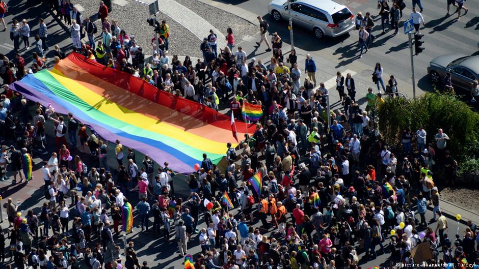 Thousands march in Warsaw Gay Pride parade – DW – 06/11/2016