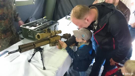 Exército alemão é criticado após crianças manusearem armas – DW – 16/06 ...