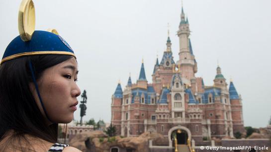 'Distinctly Chinese' Disneyland opens in Shanghai – DW – 06/16/2016