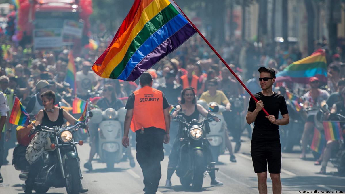 Europe pride parades show Orlando solidarity – DW – 06/19/2016