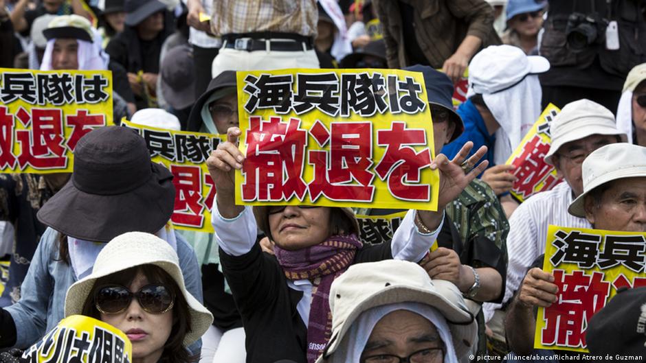Thousands protest US bases on Okinawa – DW – 06/19/2016