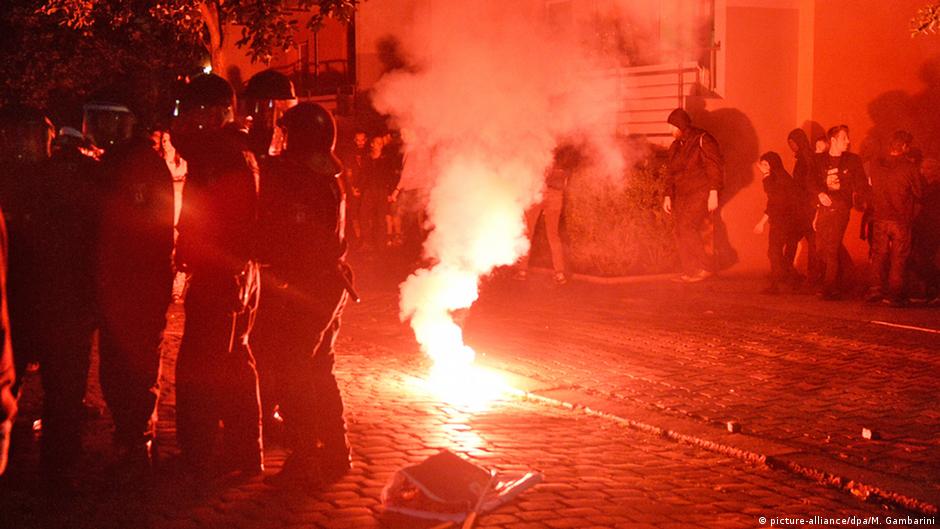 Far-left riot in Berlin ends in injuries and arrests – DW – 07/10/2016