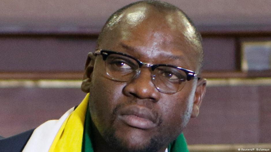 Zimbabwe pastor Mawarire leaves prison on bail – DW – 01/30/2019