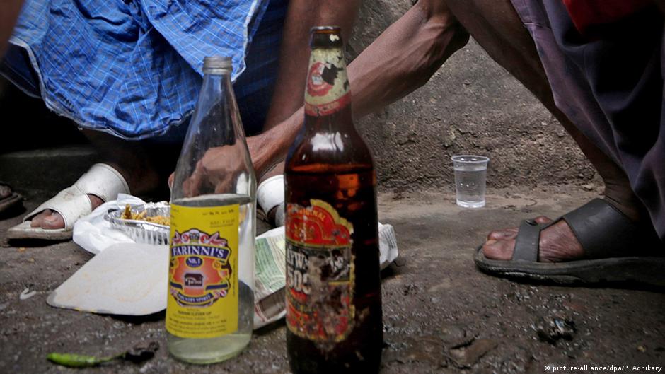 Bootleg liquor kills dozens in India – DW – 07/18/2016