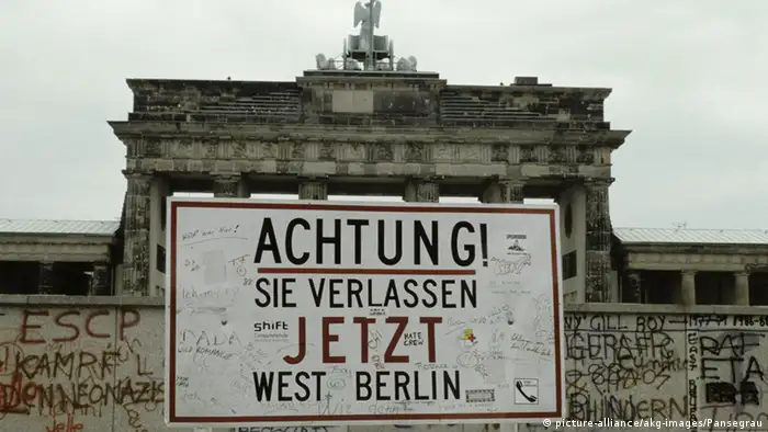 Brandenburger Tor Warnschild 'Achtung ! Sie verlassen jetzt West Berlin ...