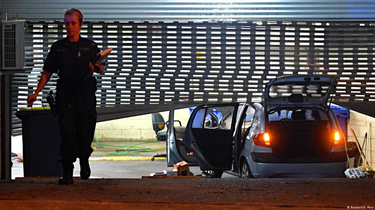 Man rams burning car into AU police station – DW – 07/21/2016